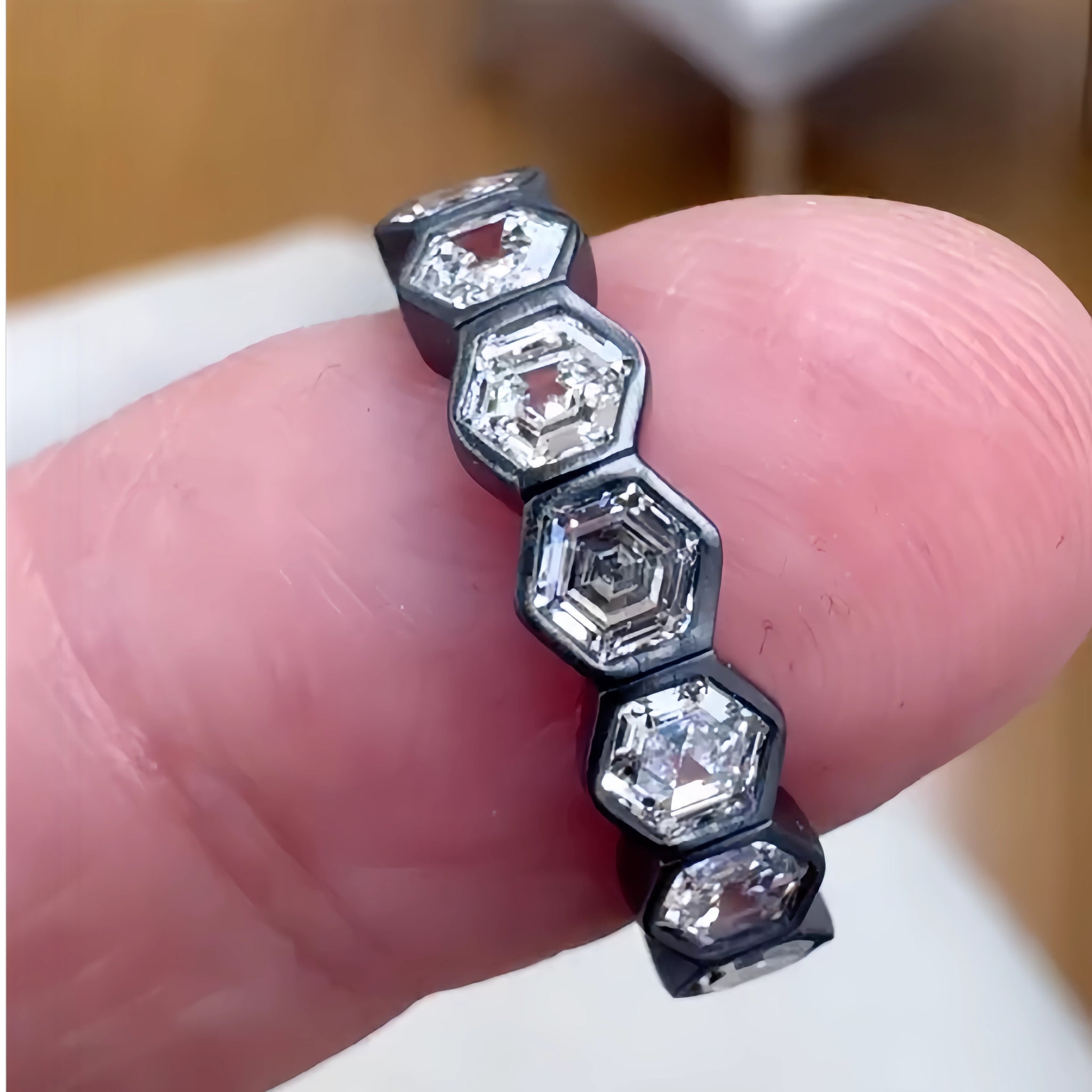 The exquisite art of hexagonal honeycomb splicing and diamond inlay